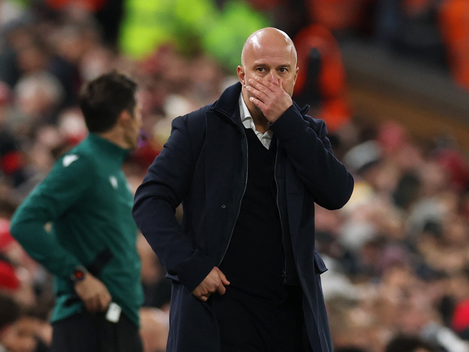 Arne Slot zoekt naar oplossingen voor duel met PSV: ‘De situatie waarin ...