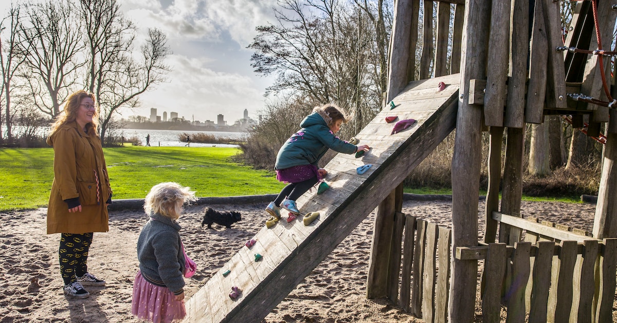 Wind in de haren en zandkastelen bouwen: deze kinderen spelen wél ...