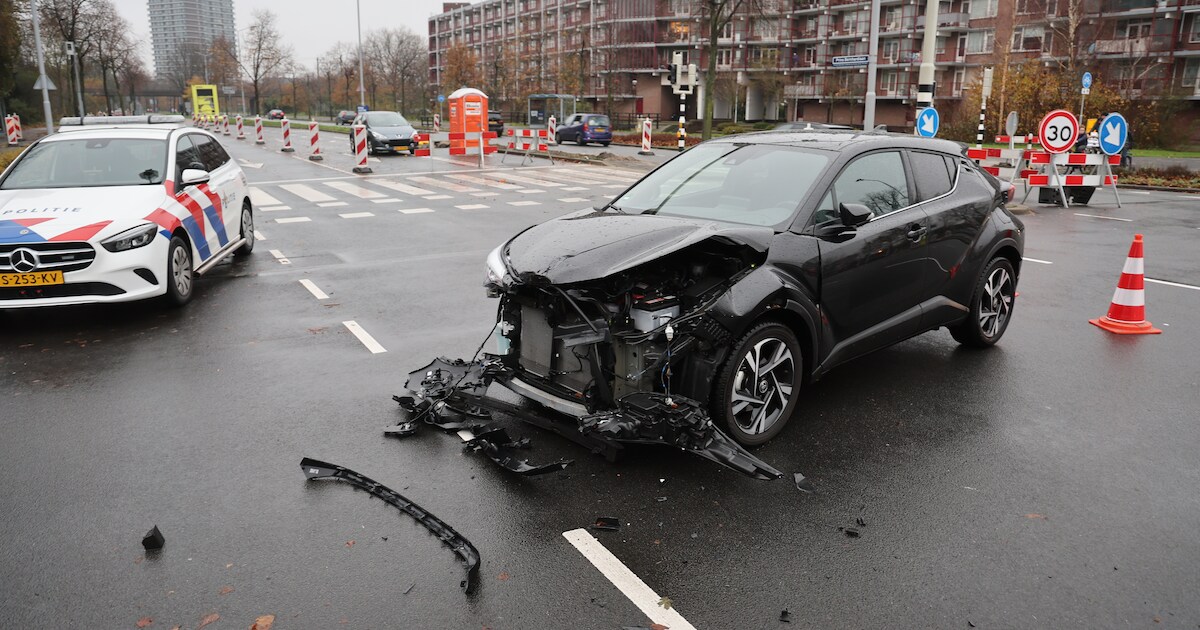 Schade bij botsing tussen twee auto's in Voorburg | Leidschendam-Voorburg | AD.nl