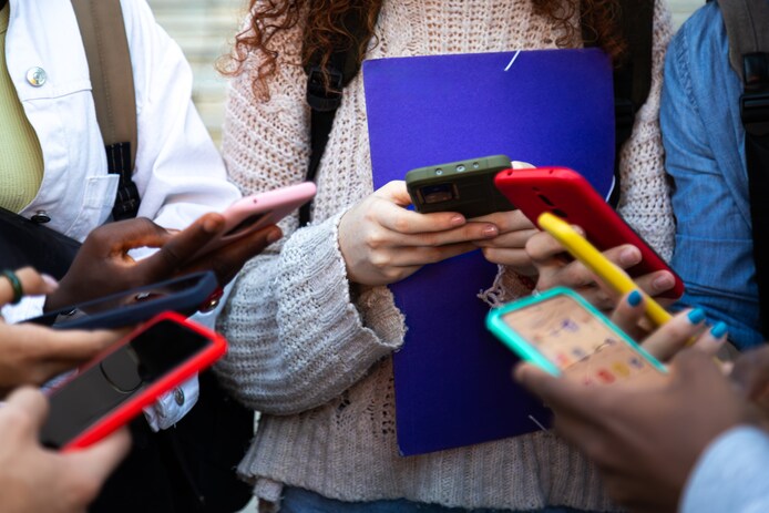 Terwijl groep tieners zwoegt op tentamen, sluipt oud-leerling binnen om bak met mobieltjes te ...