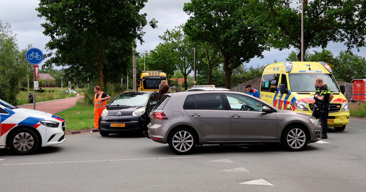 Twee auto’s botsen op druk kruispunt in Amersfoort, inzittende korte ...