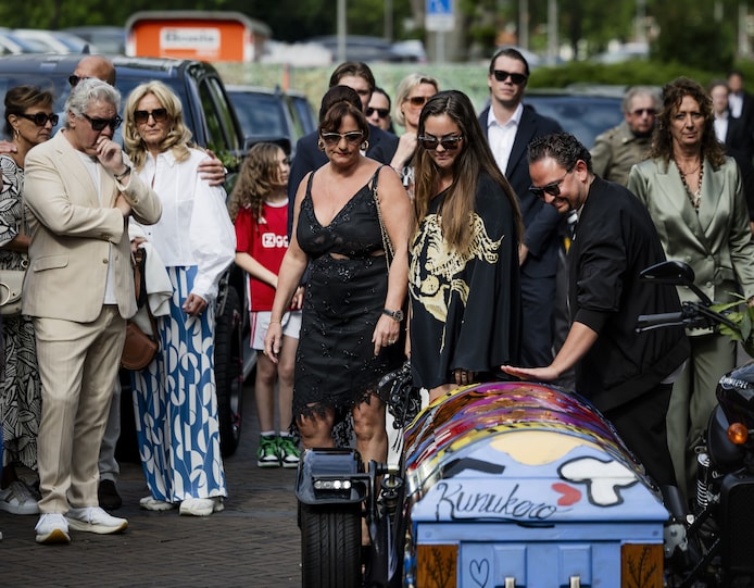 Dit was het afscheid van Jonnie Boer: met motor en per boot in kist vol verhalen | Zwolle | AD.nl