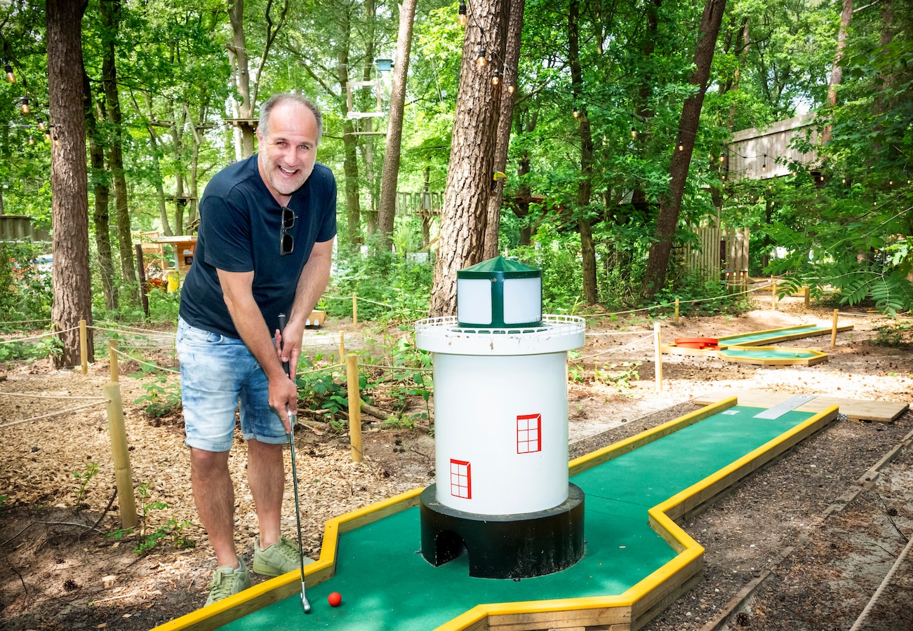 Minigolf onder Klimbos Harderwijk: zo zorgt Erik Kroon ervoor dat ook ...