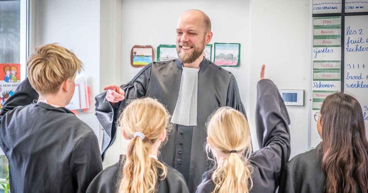 Rechter Guus (37) in toga voor Utrechtse klas: ‘Bent u van de zaak van ...
