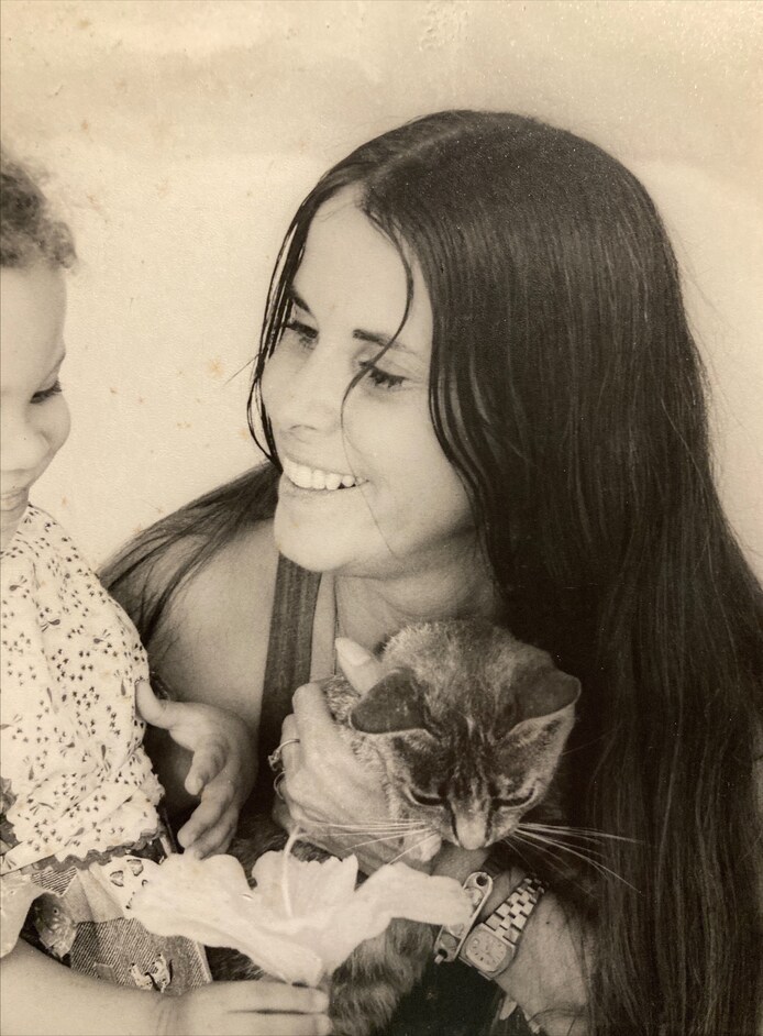 Beeldhouwster Brigitte (1939 - 2025) ontdekte het ‘Curaçaos marmer ...