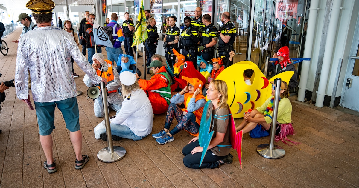 Actievoerders blokkeren ingangen Rotterdamse Cruise Terminal, vier ...