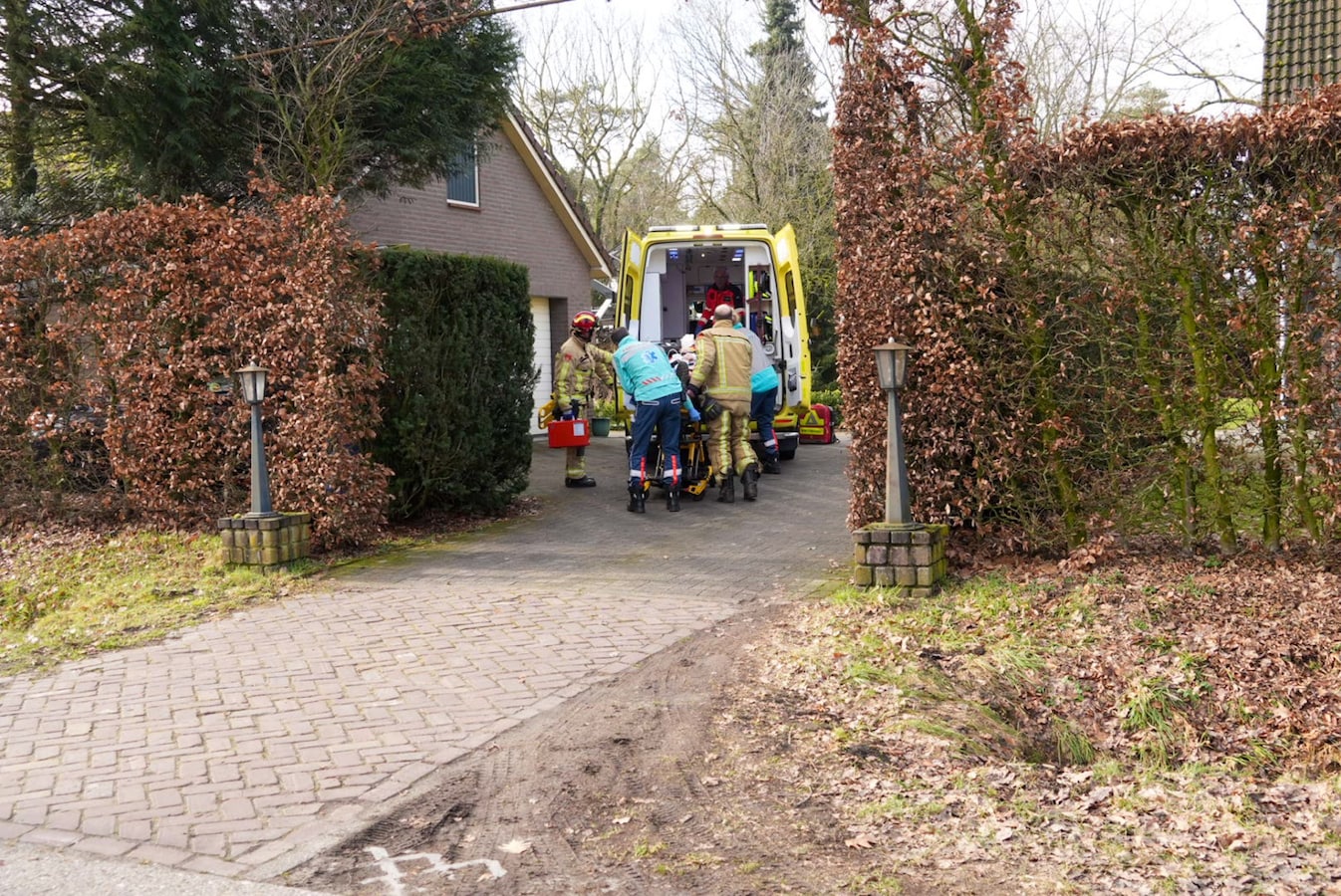 Man zit klem tussen hoogwerker en dak van loods in Milheeze, raakt ...