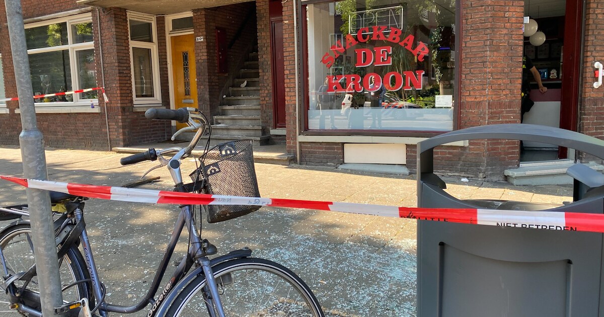 Explosie in portiek aan de Franselaan in Rotterdam-West, ruit aan ...