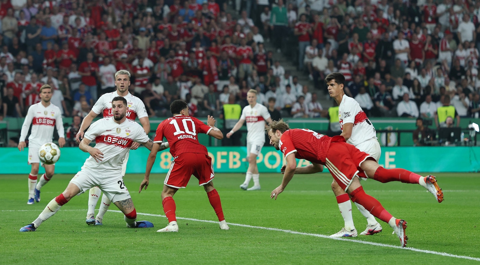 Bayern München grijpt DFB Pokal dankzij hattrick Kane, superspits sluit ...