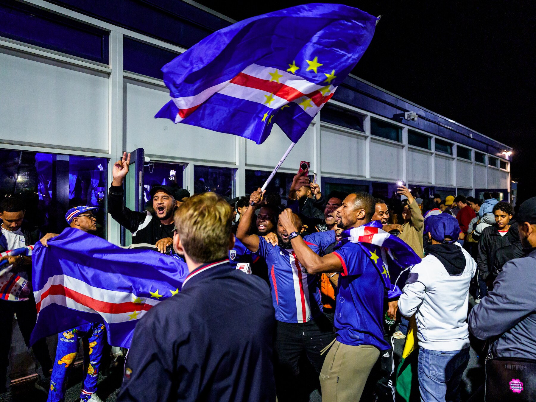 Kylian Mbappé redt Real Madrid vanaf de stip na kopstoot Dani Carvajal ...