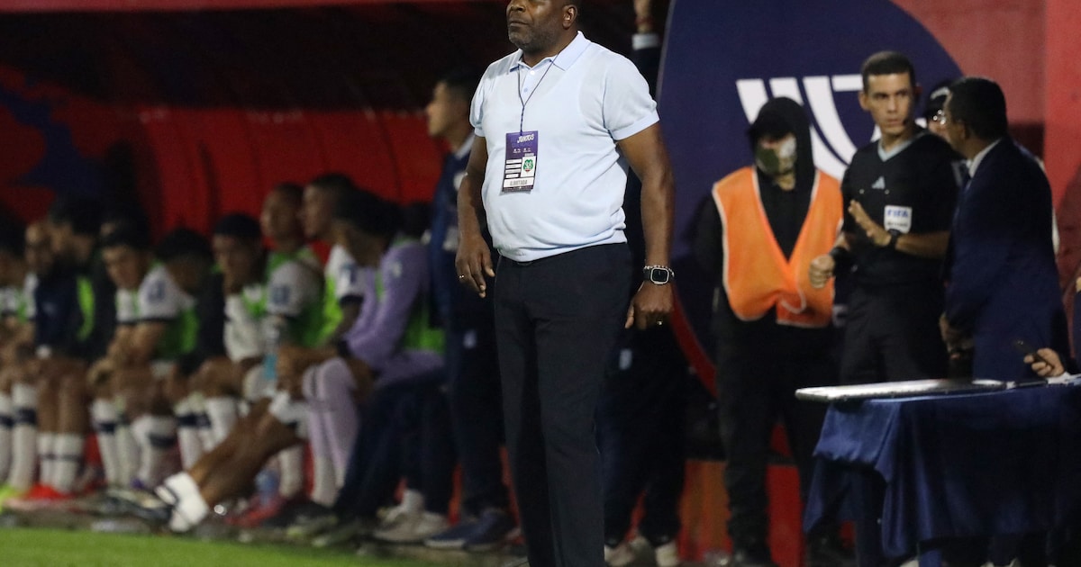 Stanley Menzo neemt opvallend besluit en stapt op als bondscoach van ...