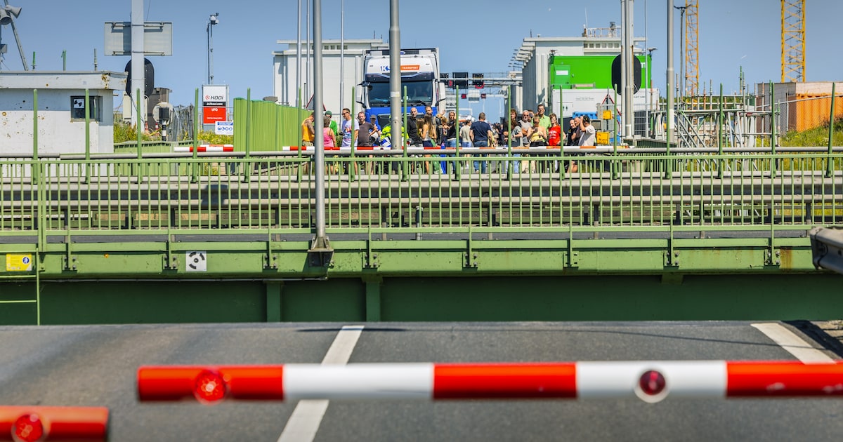 Afsluitdijk weer open voor verkeer na storing aan brug | Binnenland | AD.nl