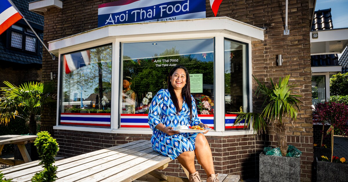 Somjet verkoopt haar zelfgemaakte gerechten, net als vroeger op de ...