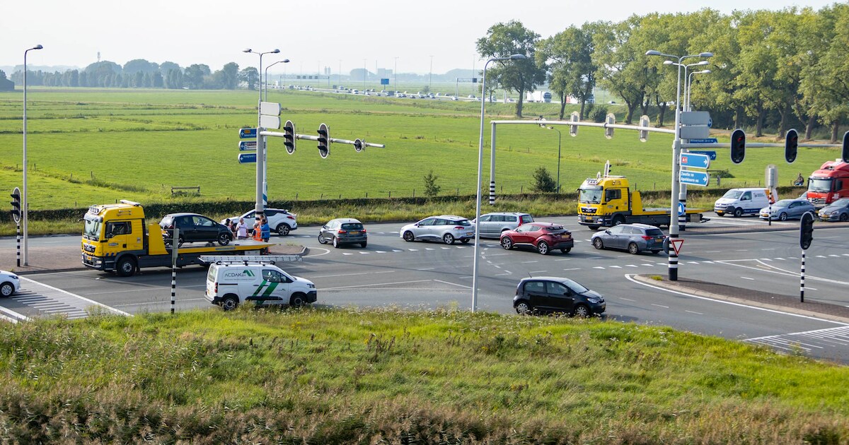 Meerdere voertuigen met elkaar in botsing op drukke weg zorgt voor ...