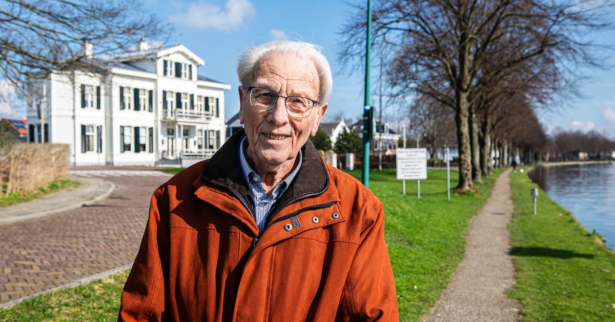 91-jarige Wim stopt als stadsgids van Alphen: ‘Zelfs met hondenweer ...