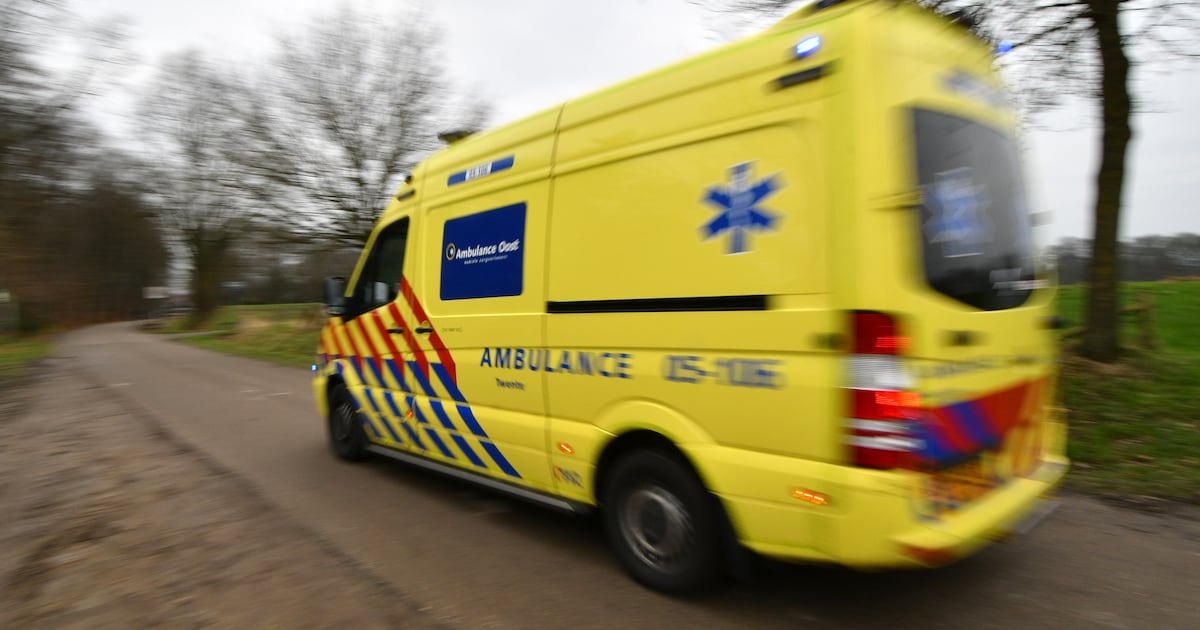 Auto Handhaving gemeente Leiden rijdt twee vrouwen aan op zebrapad ...