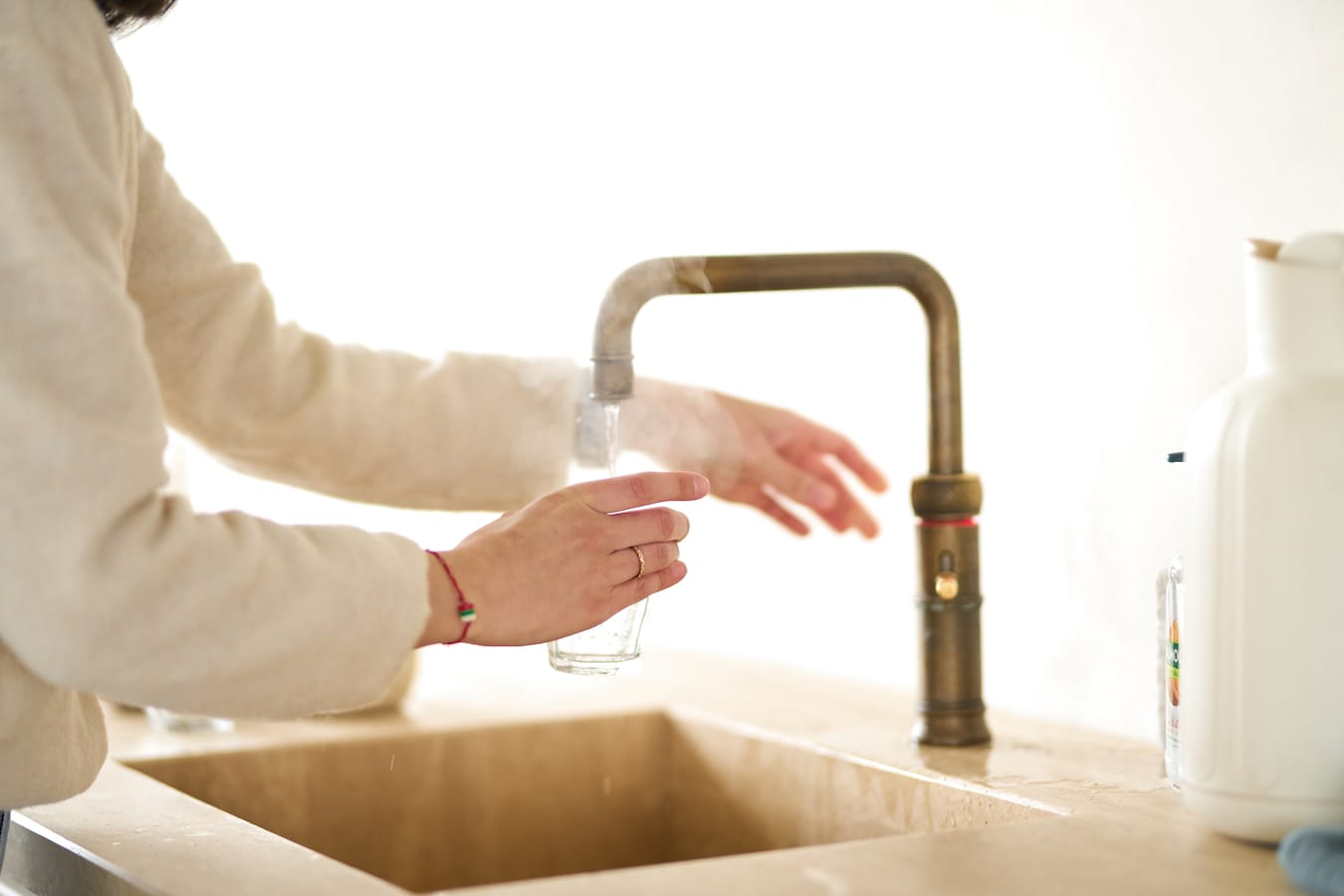 ‘Hoe onderhoud je een kokendwaterkraan?’ | Foto | AD.nl