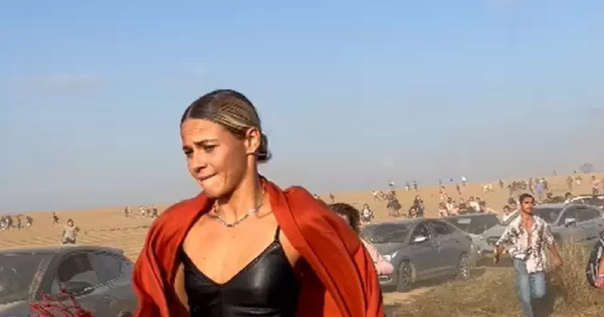 Vrouw met rode sjaal van iconisch beeld Hamas-aanval: ‘Voel me schuldig ...