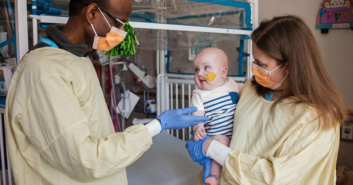 Medische primeur: leven van 9 maanden oude baby gered met op maat ...