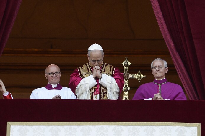 Paus Franciscus haalde hem twee jaar geleden naar Rome, nu mag hij hem opvolgen: dit is Robert ...