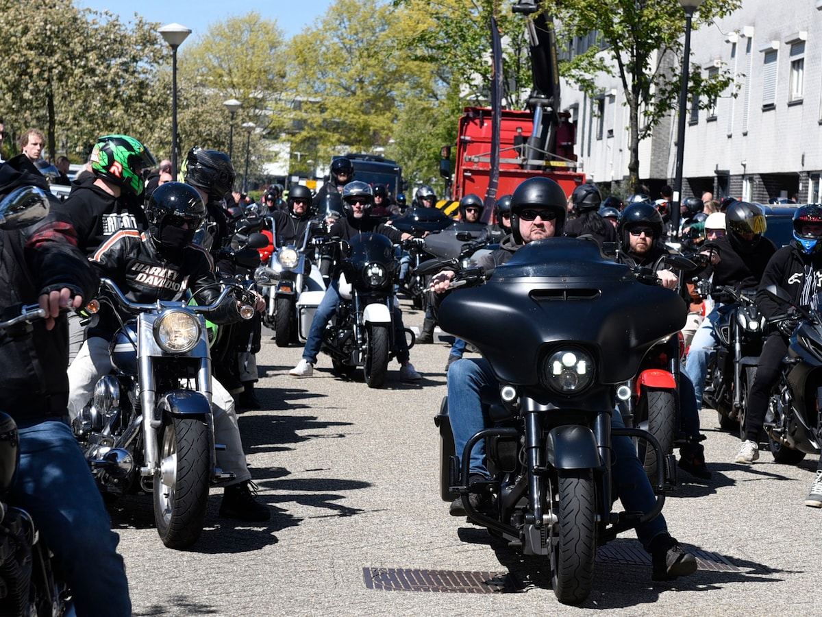 110 motoren vormen erehaag voor overleden 25-jarige motorrijder uit ...