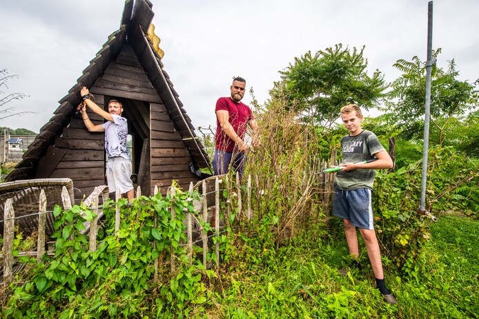 Julius (29) pakt het anders aan: hij helpt jeugdzorg-jongeren door ze ...