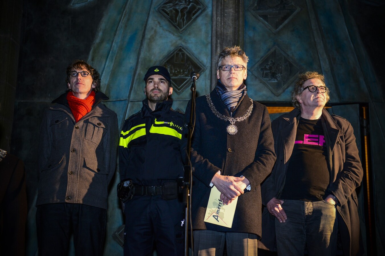 Veelzeggende stilte aan de voet van de toren | Foto | AD.nl