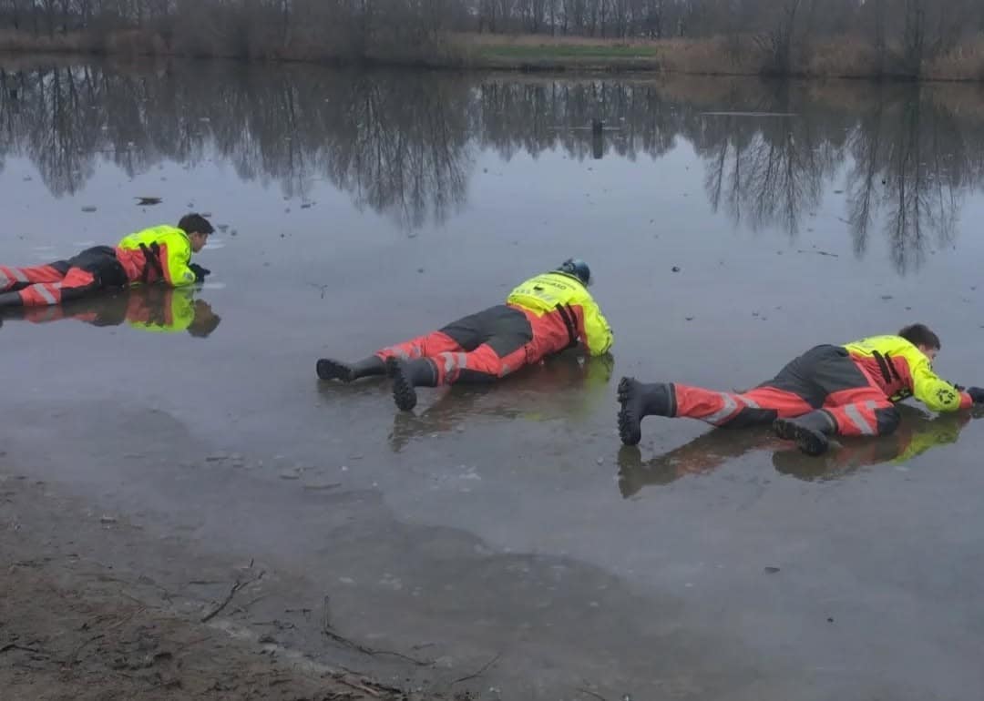 Reddingsbrigade Hendrik-Ido-Ambacht traint op breekbaar ijs | Foto | AD.nl