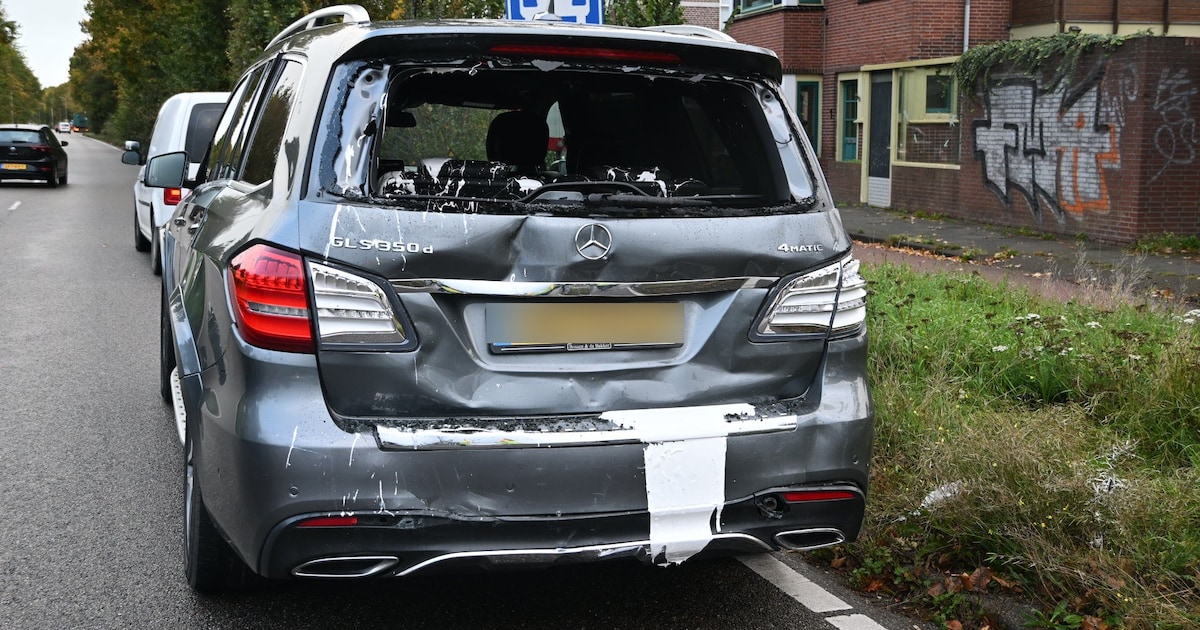 Potten verf vliegen door auto na botsing op de Heilooër Tolweg in ...