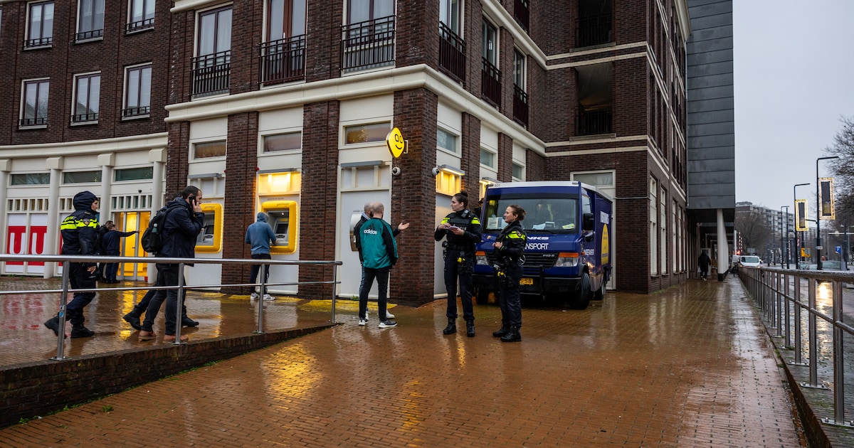 De geldwagen stond nét naast de pinautomaten, toen gemaskerde en ...