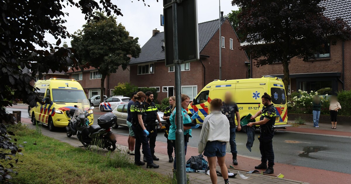 Scooterrijder klapt op auto in Ede en raakt gewond | Regio | AD.nl
