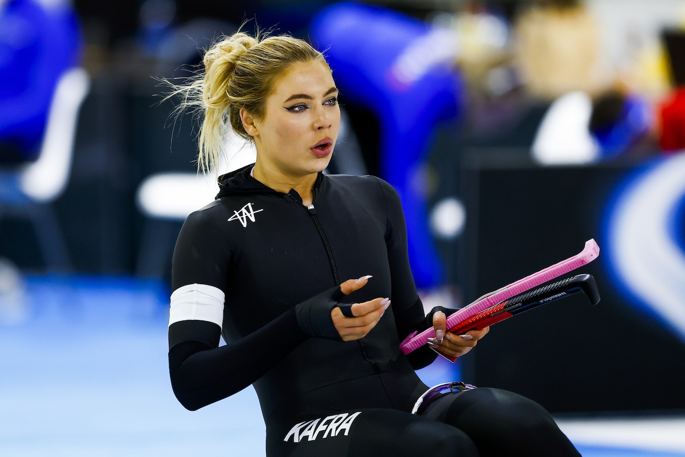 Juichende Jake Paul ziet in Thialf hoe Jutta Leerdam vierde Nederlandse sprinttitel verovert ...