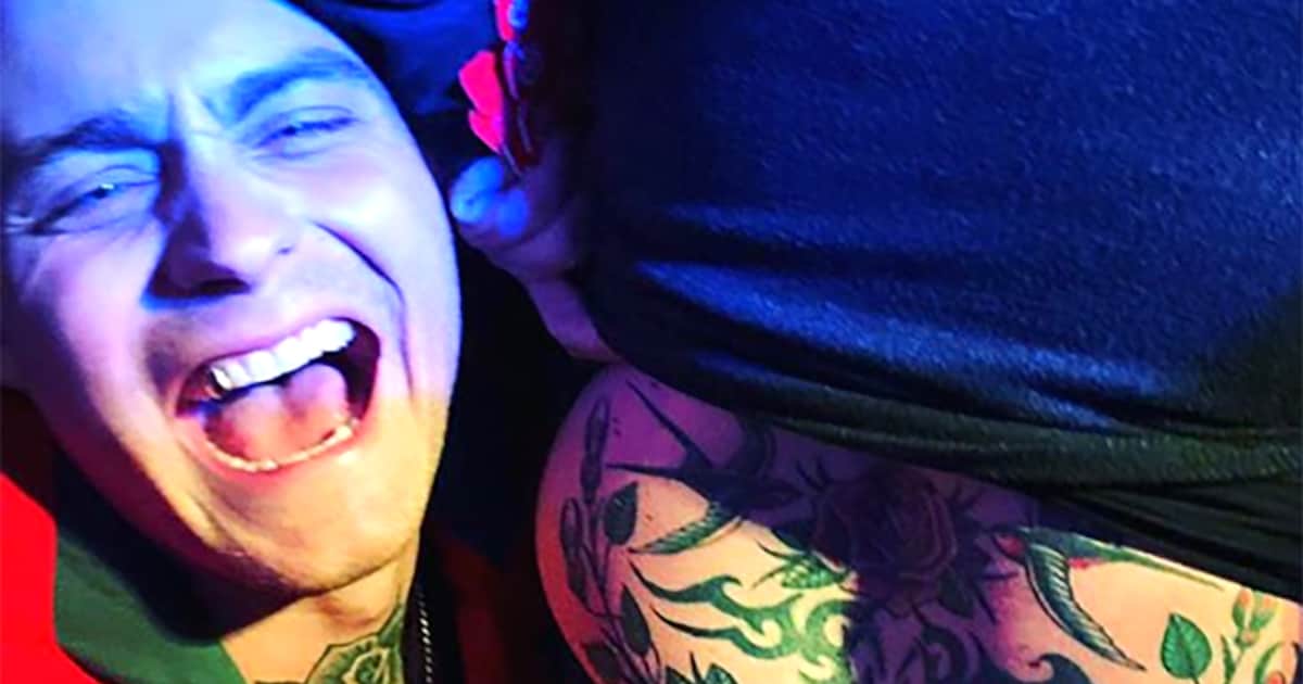 Douwe checkt getatoeëerde billen en Nicolette's kletsnatte keffertje ...