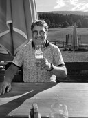 Kleurrijk architect Barend Scherpbier uit Enschede laat gasten toosten ...