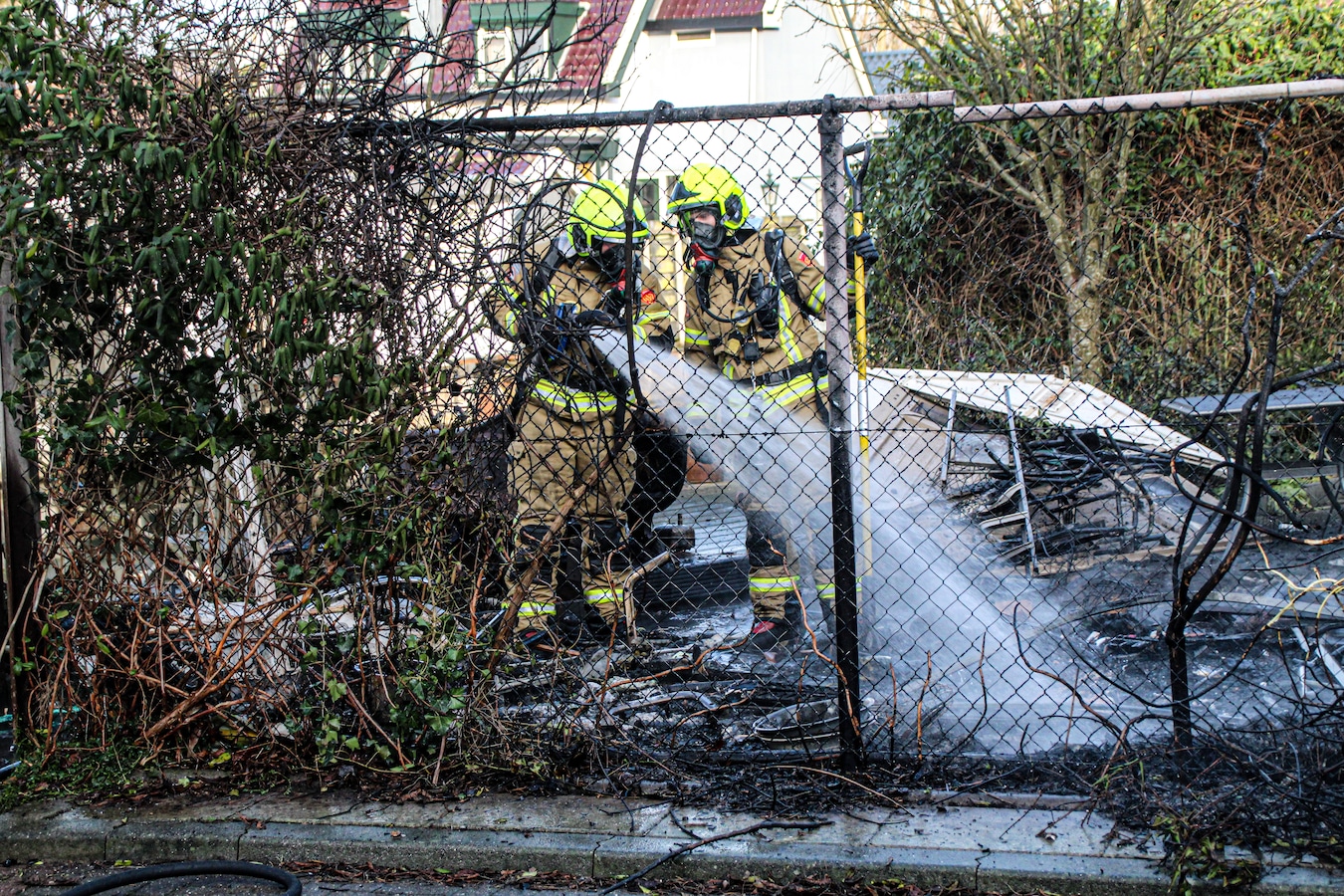 Schuur deels ingestort na mogelijke explosie in Ridderkerk | Foto | AD.nl
