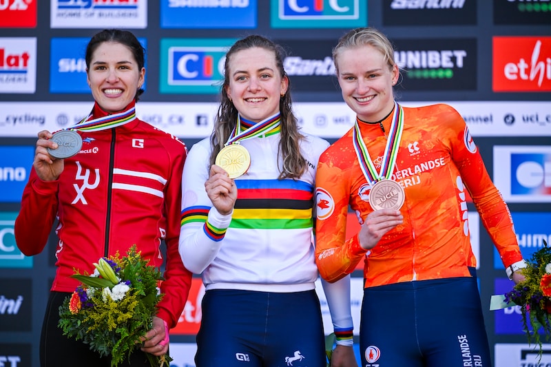 Superieure Mathieu van der Poel verovert zevende wereldtitel veldrijden ...