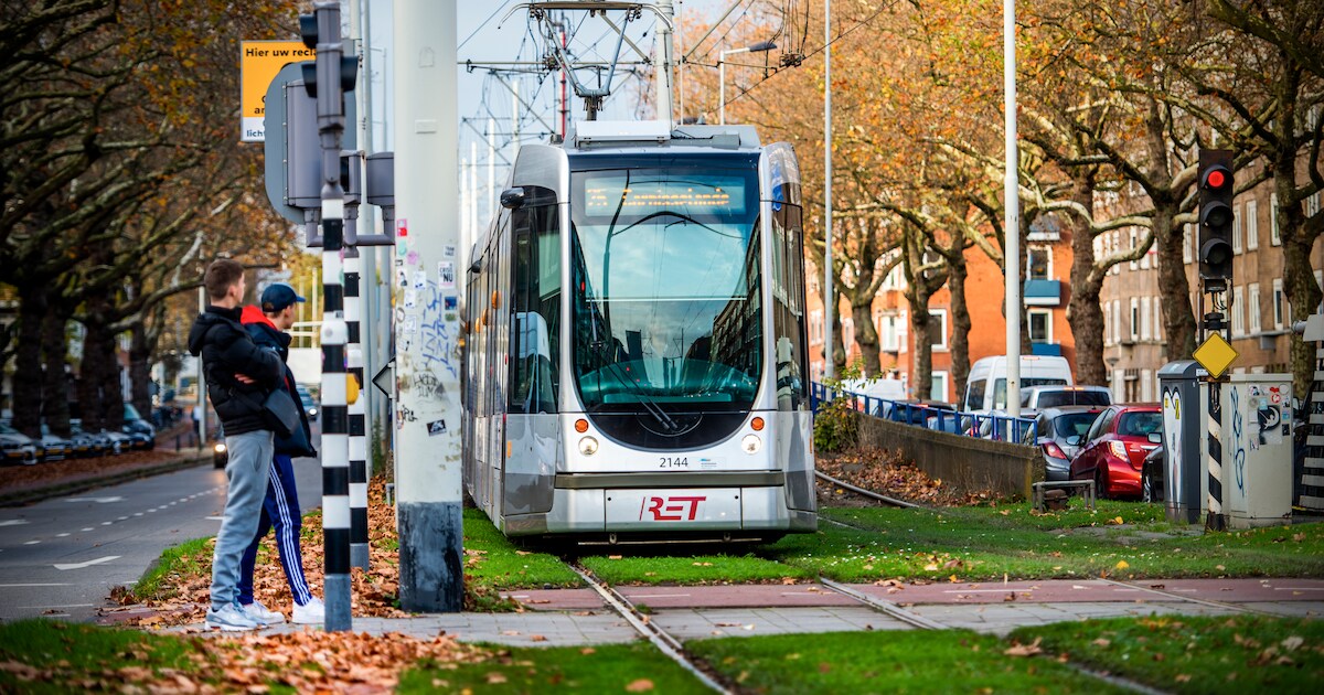RET zet alweer het mes in dienstregeling: ‘We hebben simpelweg te ...