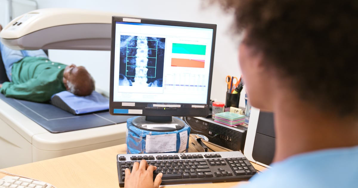 Arts over botontkalking: ‘Mensen denken onterecht dat broze botten ...