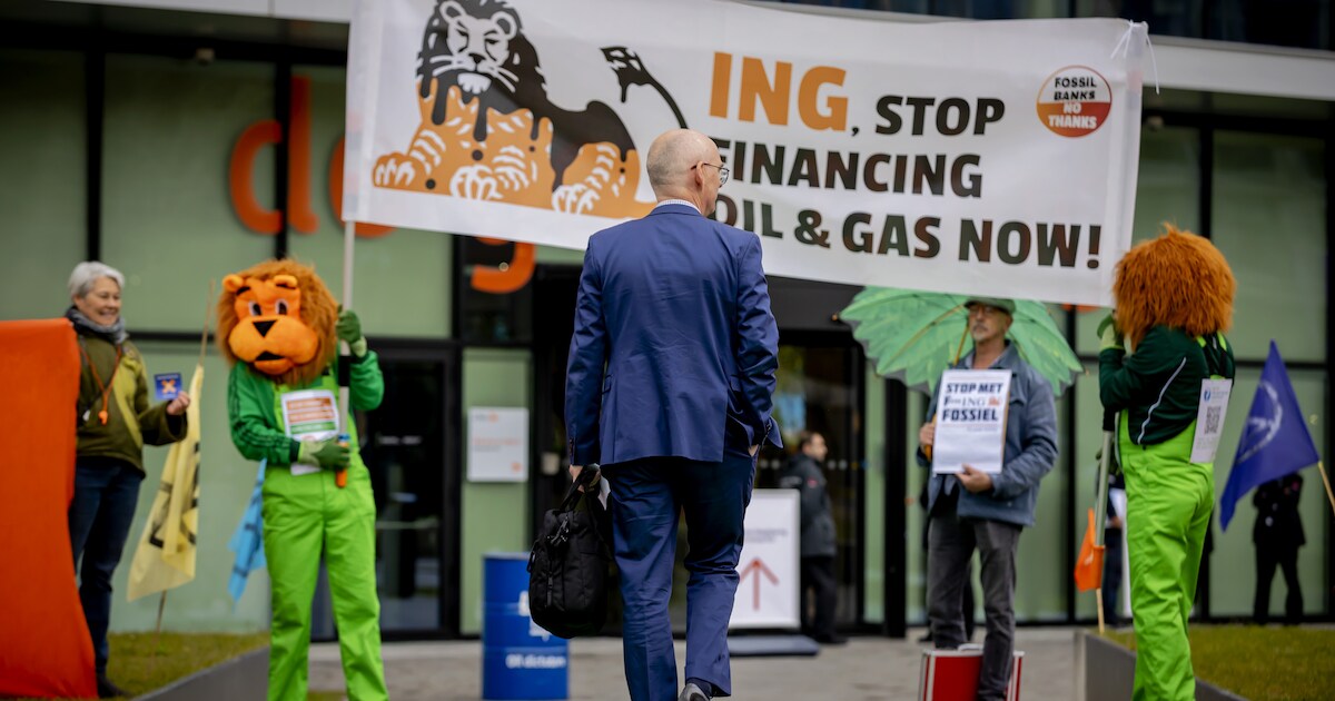 Extinction Rebellion demonstreert tegen financiering fossiele industrie ...