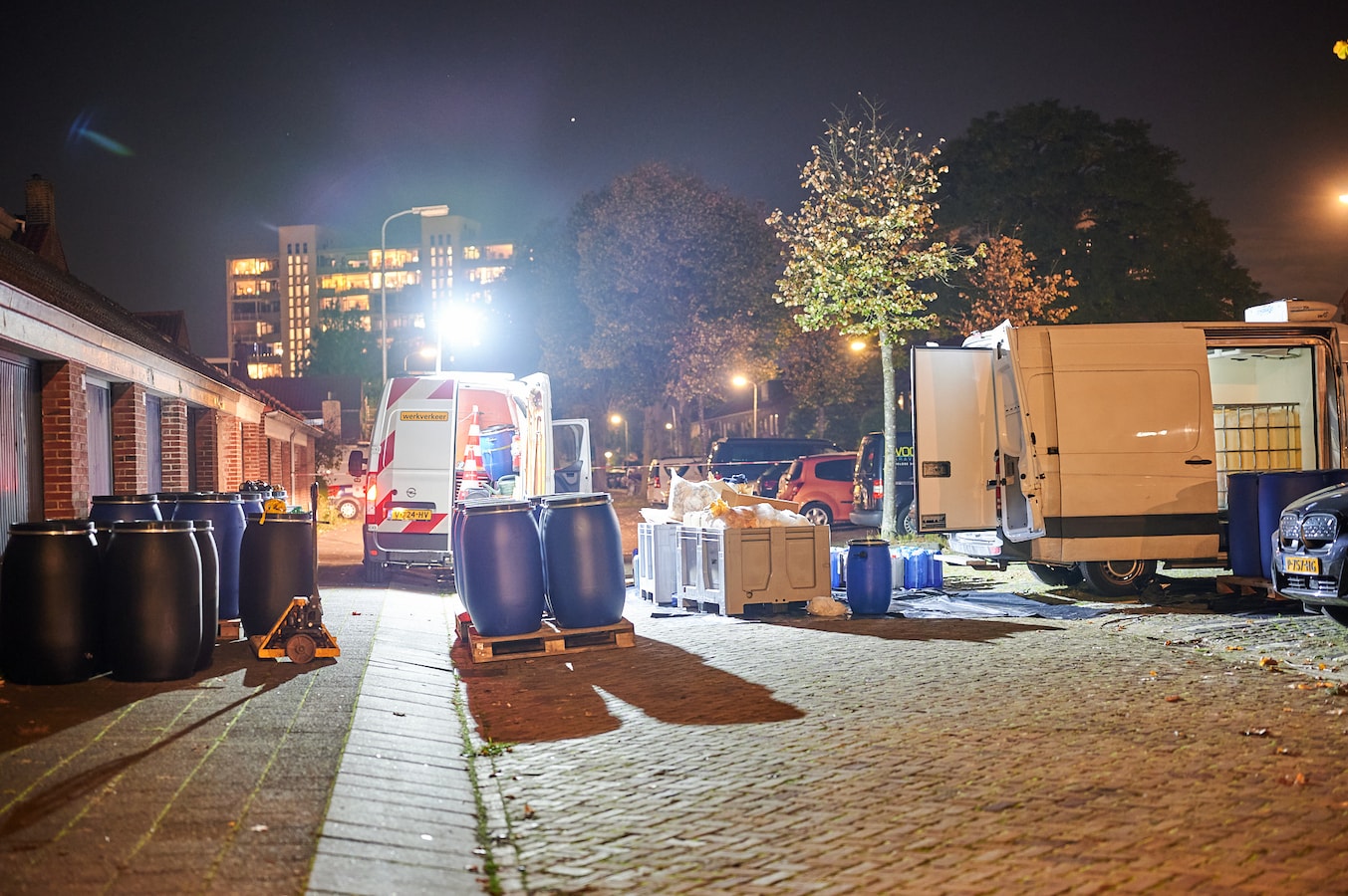 Inhoud vaten drugsafval in woonwijk Breda zeer giftig: ‘Je moet er niet ...