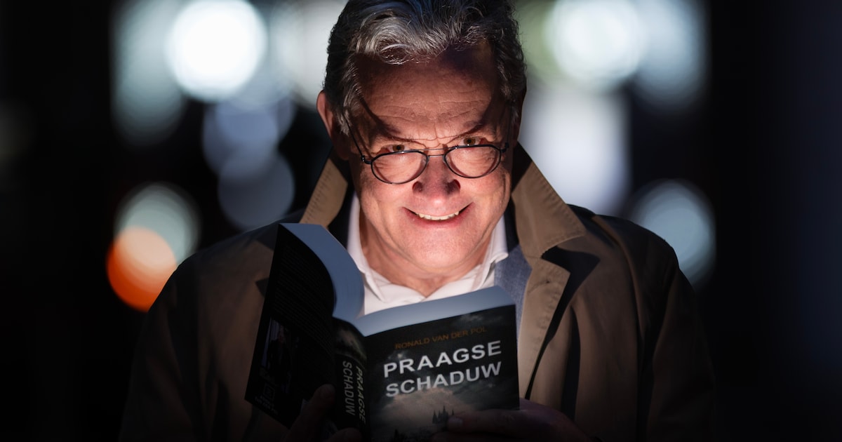Thrillerauteur Ronald van der Pol uit Wijk bij Duurstede ligt naast Dan ...