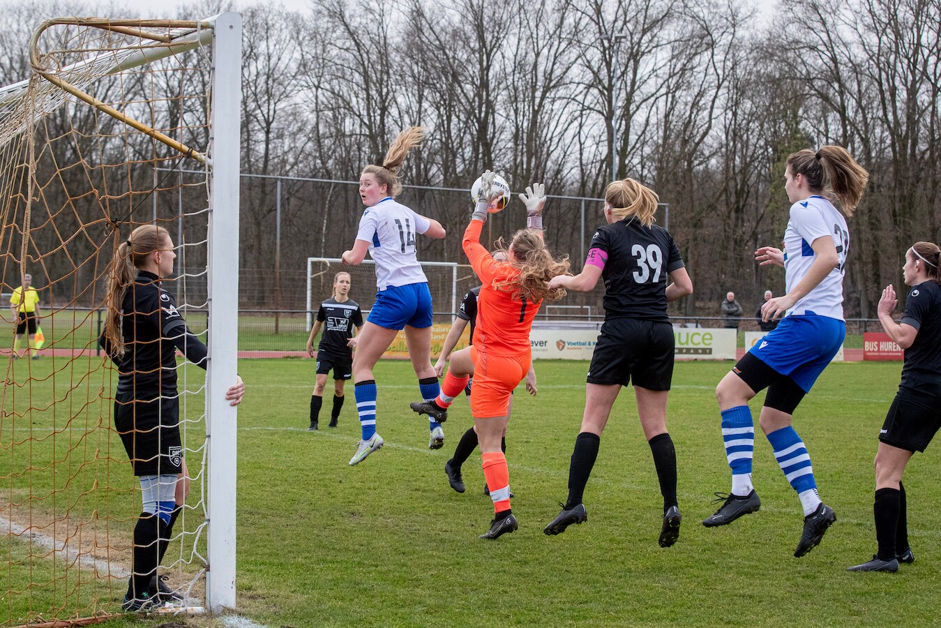 Hekkensluiter DSE houdt koploper FC Eindhoven in bedwang, maar gaat ...