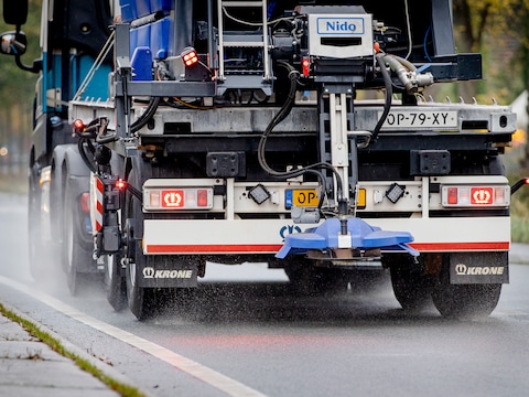 Maasgouw strooit zout tegen hitte | Regio | AD.nl