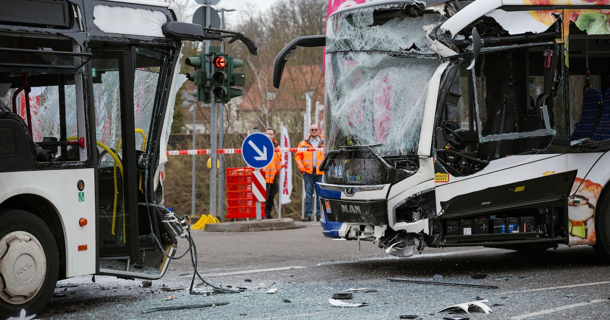 Jonge kinderen gewond bij frontaal busongeluk in Duitse Saarbrücken ...