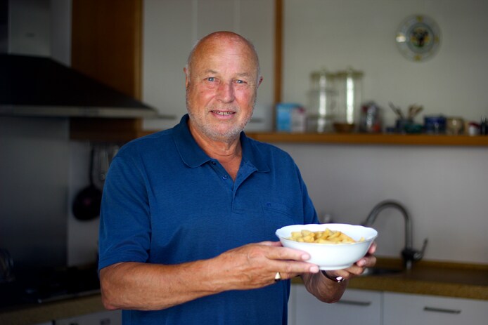 ‘Beste patatbakker van de stad’ Bert (78) rijdt na zijn cabrio in een ...
