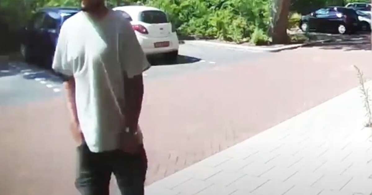 Bebaarde man trapt op klaarlichte dag voordeur in en gaat er vandoor ...