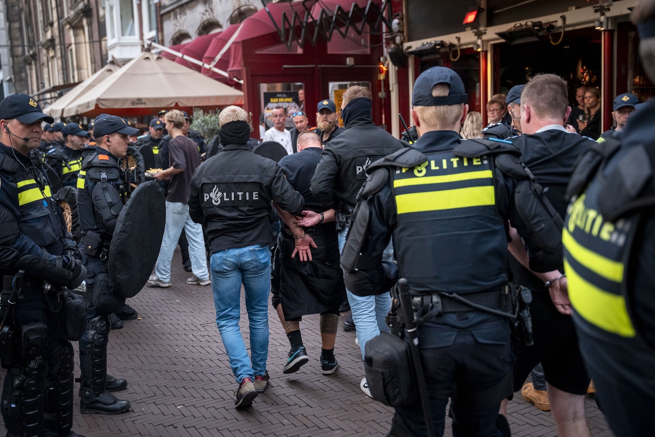 Enorme ravage en zwaar geweld: politie vecht veldslag uit met 1200 ...