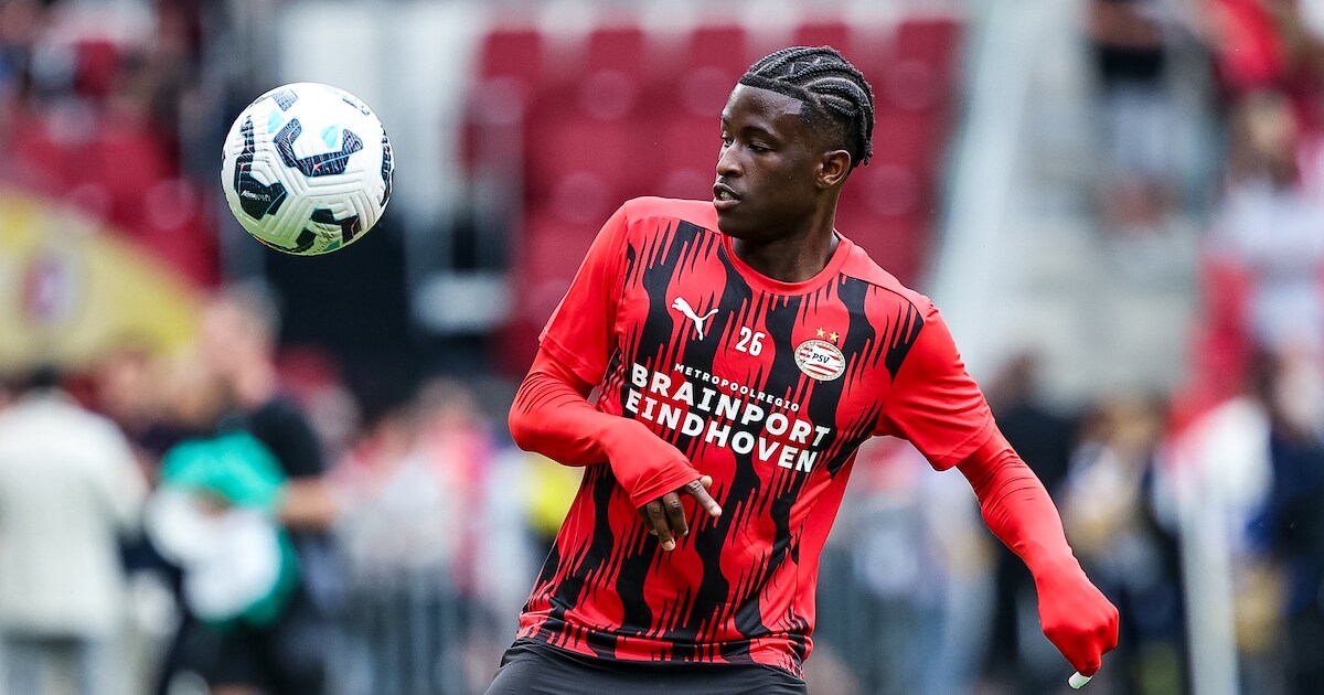 Isaac Babadi ligt er bij PSV na een operatie aan de knie voorlopig uit ...