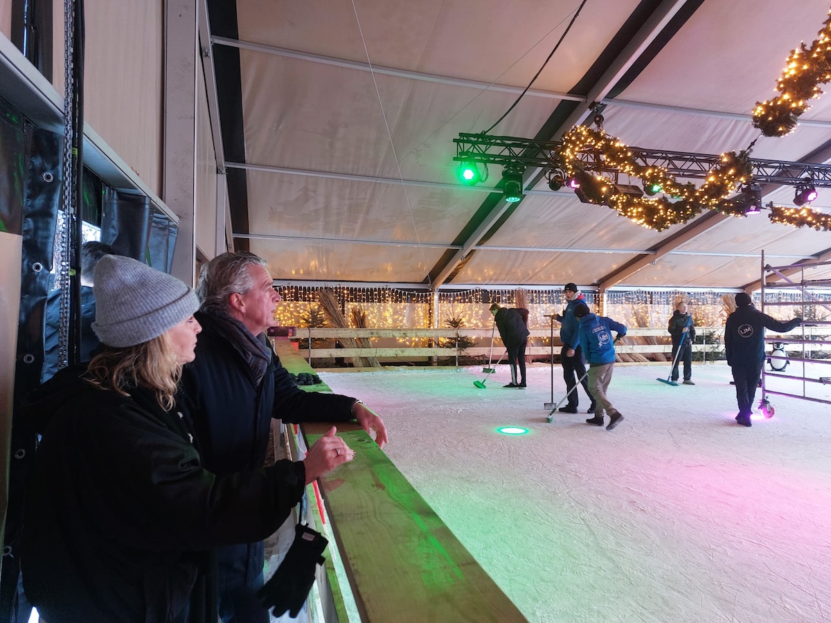 Dak van ijsbaan in Vught ingestort door hevige sneeuwval: ‘Gelukkig op ...
