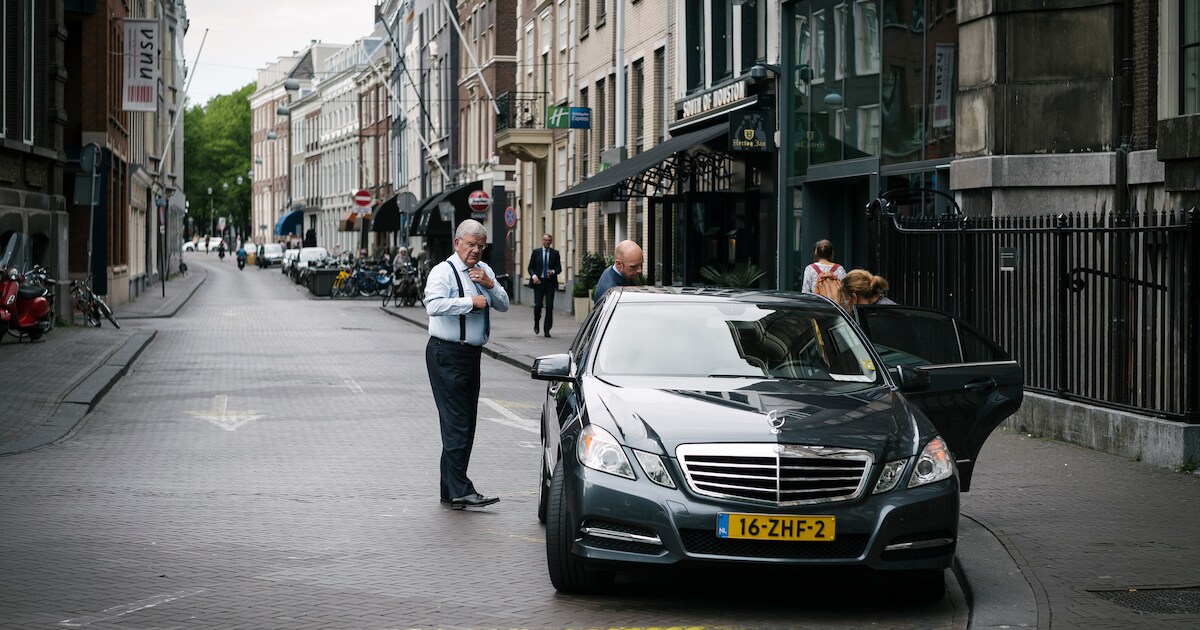 Haagse bestuurders beloofden te minderen, maar rijden nog vaak in de ...